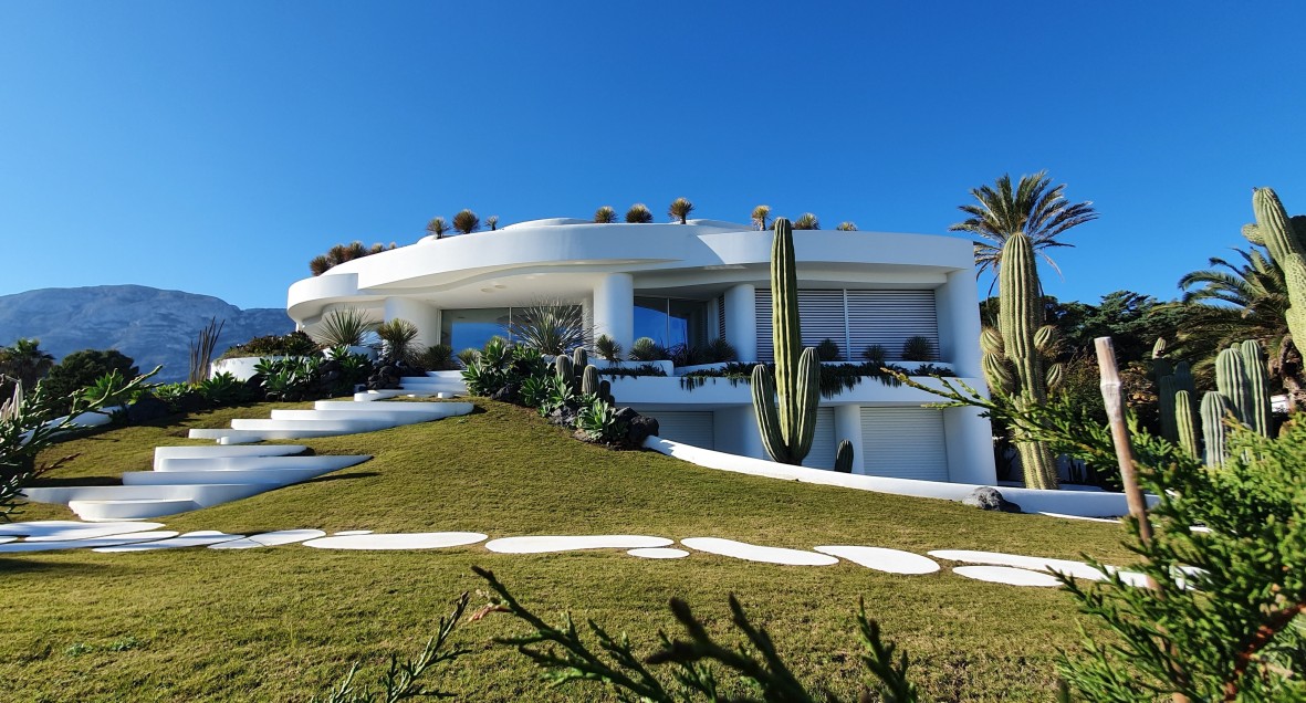 Homes of the rich & famous. - Property Rescue